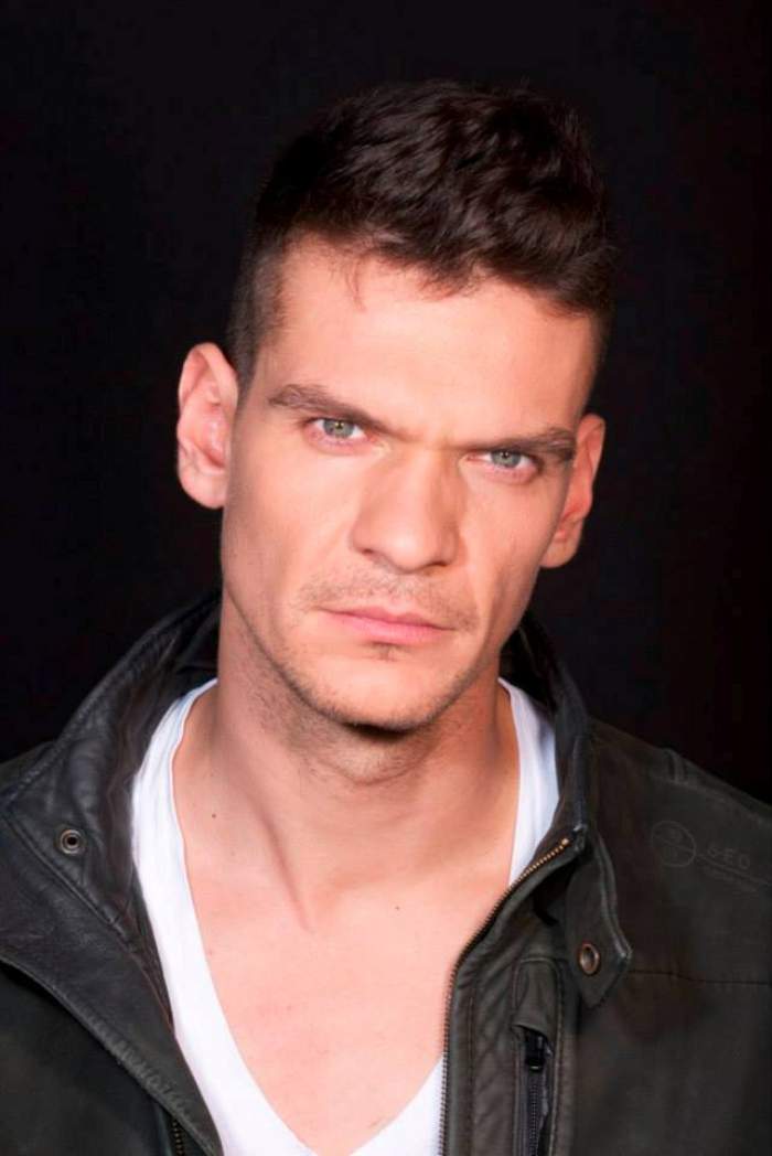 Cât de urât! Vezi ce face Tudor Chirilă, în public, cu degetul ...