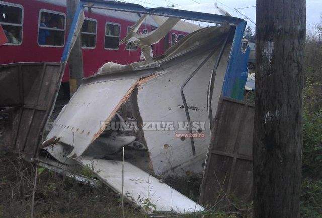 Trenul groazei... Un TIR a fost târât pe o distanţă de 40 de metri ...