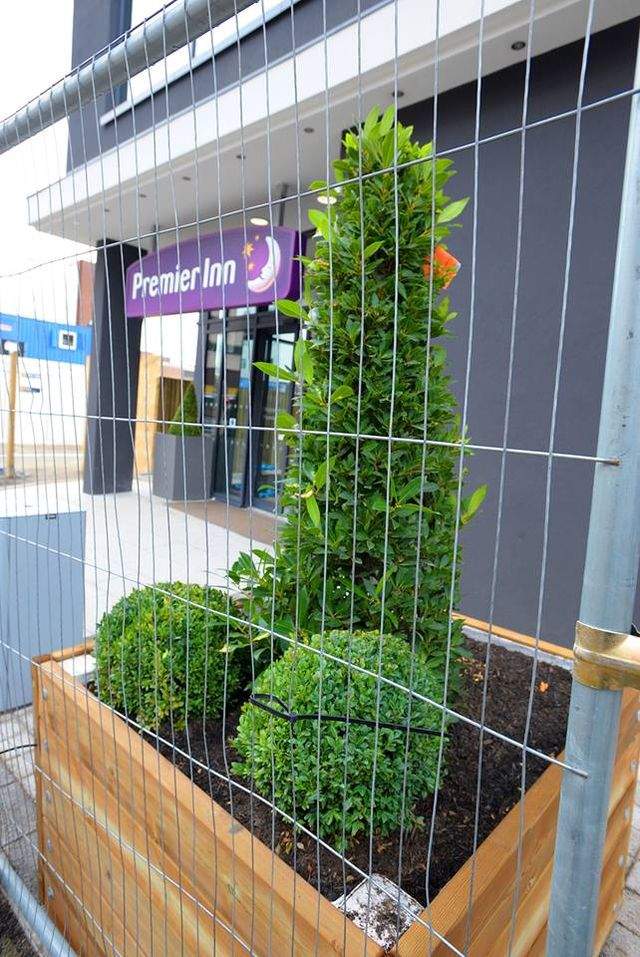 Un hotel a plantat tufişuri în formă de... | Spynews.ro