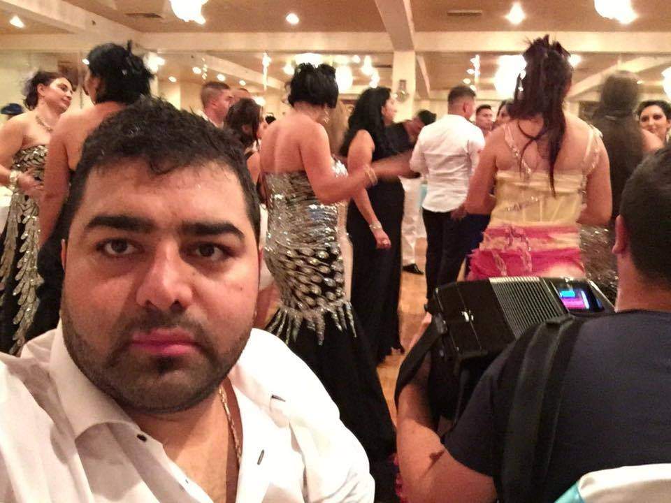 Vai, ce cocălar! Un manelist de la noi i-a stors de bani pe americani ...