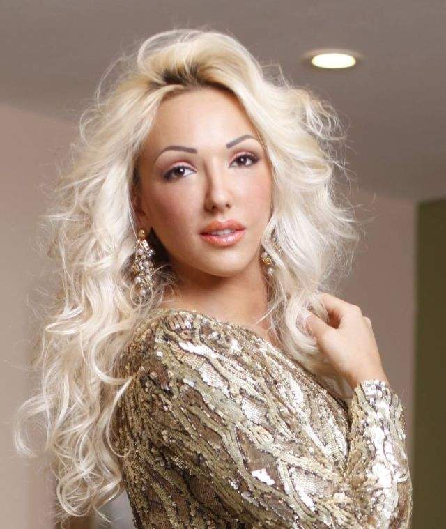 Alexandra Harra, sexy, la plajă, vorbeşte despre lucrurile care o fac ...