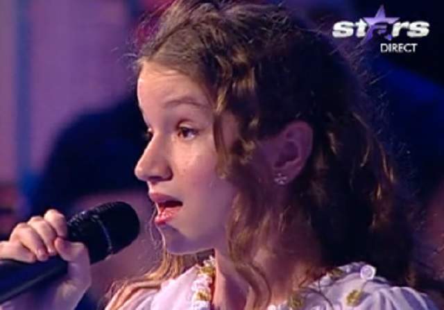 VIDEO Trebuie s-o asculţi pe micuţa din imagine! Fata are o voce ...