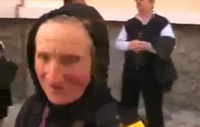 VIDEO Ea nu pupă "poala popii", pupă microfonul. Ce a făcut o creştină ...