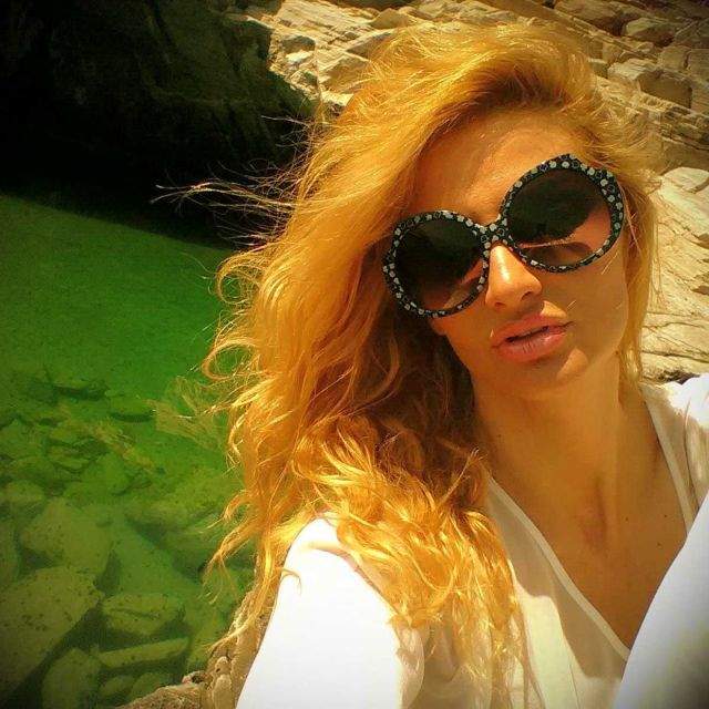 Julia Jianu, udă, în valurile mării! Cum arată artista în costum de ...