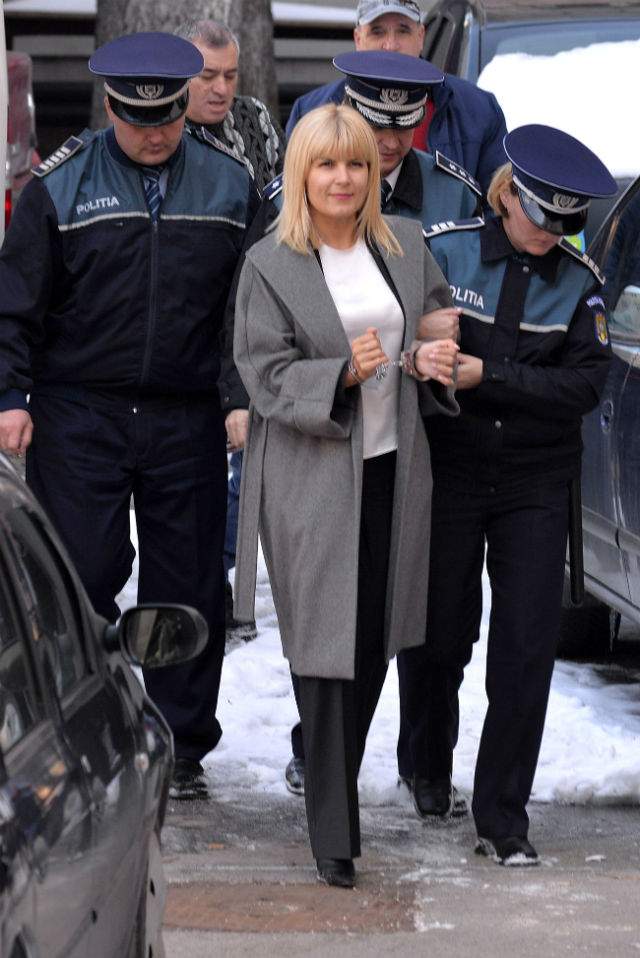 Divă şi-n puşcărie! Elena Udrea a cerut să i se tapeteze pereţii şi să fie vopsite gratiile ...
