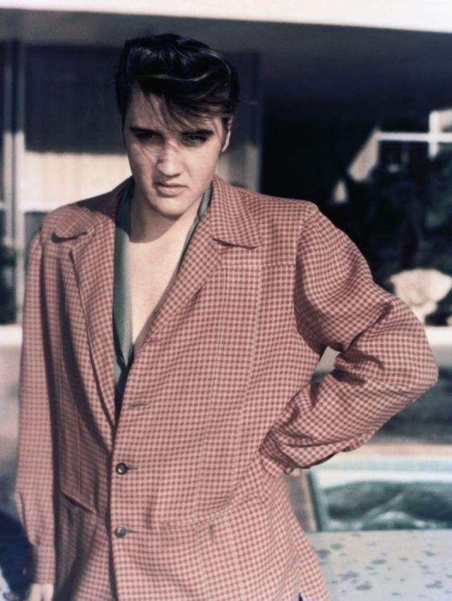 FOTO / Cum arată "fetele" lui Elvis Presley! Se ţine mai bine mama ...