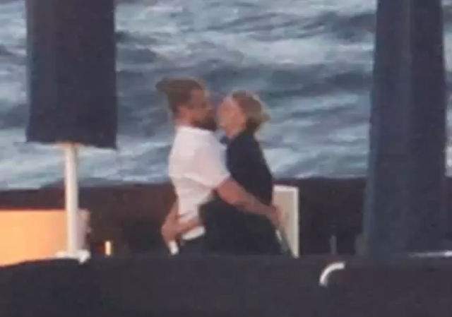VIDEO / "Lupul" şi-a schimbat năravul? Leonardo DiCaprio, surprins în ipostaze tandre alături de ...