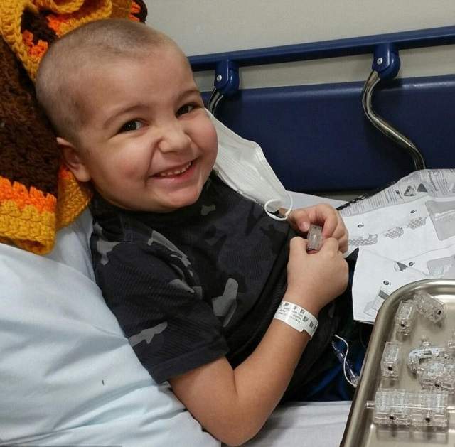 VIDEO / Are cinci ani şi a fost diagnosticat cu leucemie, dar nu-i ...