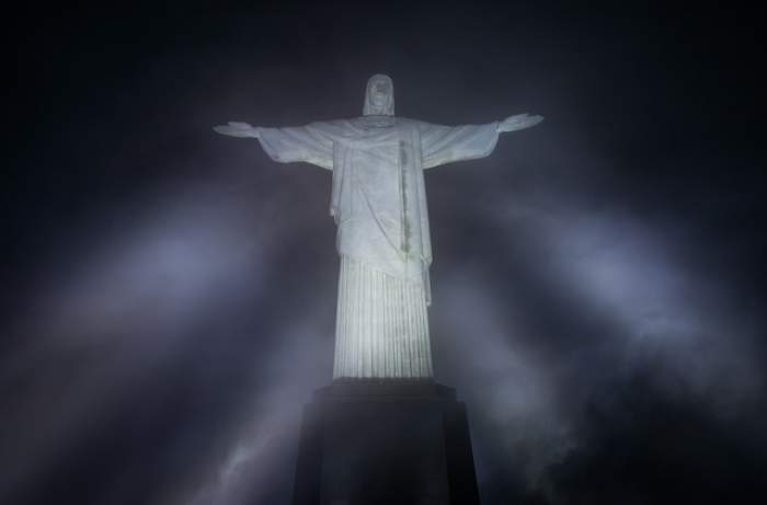 FOTO / Ce a apărut la Statuia lui Iisus din Rio de Janeiro! Toţi ...