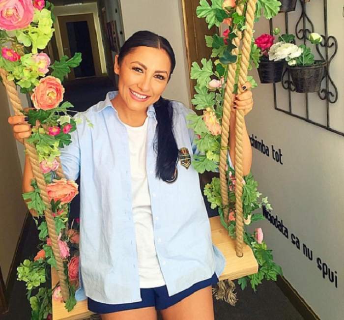 Andra s-a fotografiat la birou! Cântăreaţa le-a arătat prietenilor cu ...