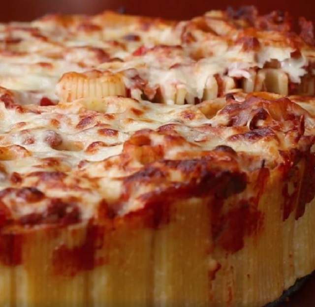 REȚETA ZILEI - JOI: Plăcintă de paste cu carne și mozzarella! | Spynews.ro