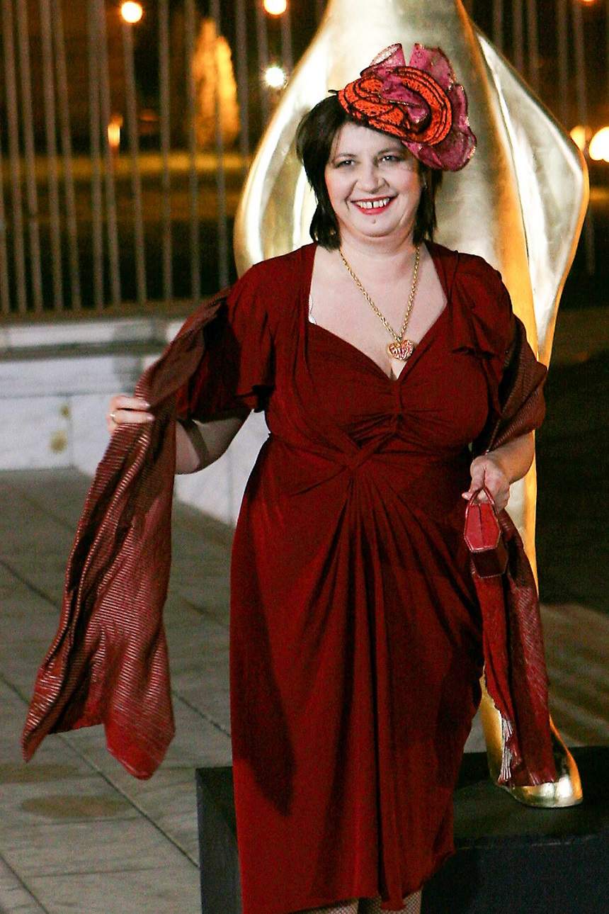 Magda Catone a uitat că are spectacol şi s-a trezit cu toată echipa pe ...