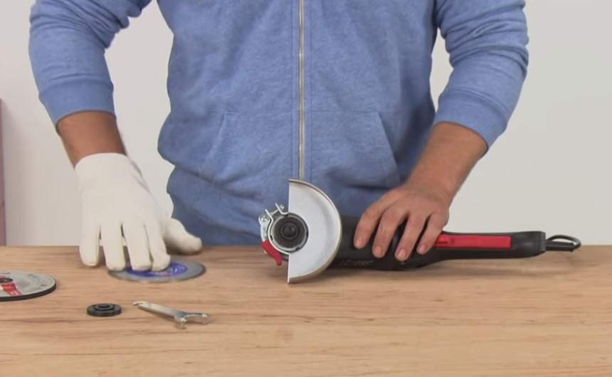 Caz șocant! Și-a tăiat mâna cu flexul, pentru a se îmbogăți. Planul ...