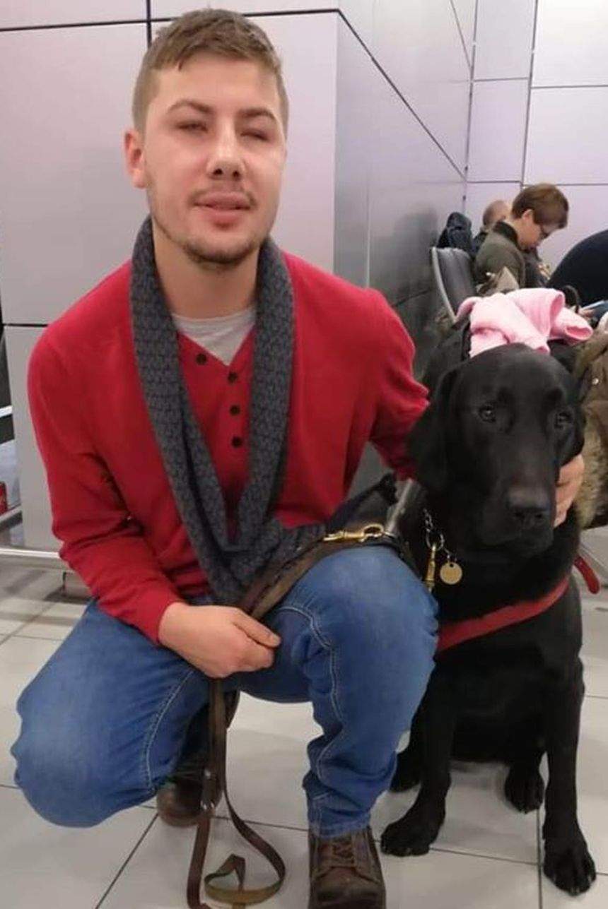 Tânăr nevăzător, umilit în ultimul hal de un controlor CFR. Nu i s-a ...