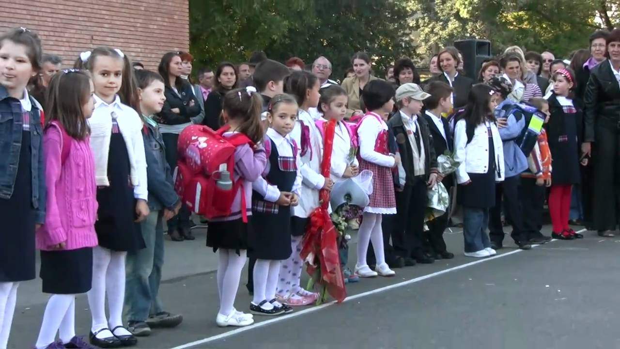 A început prima zi de școală în România! Cum arată deschiderea anului ...