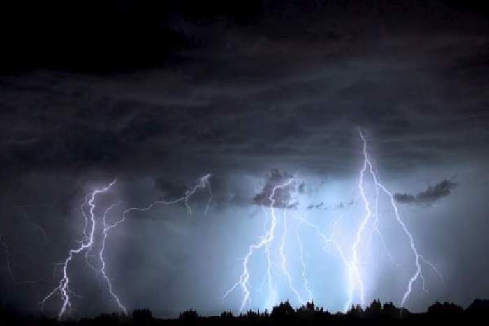 Furtunile ne surprind din nou! ANM a emis mai multe alerte cod roșu de ...