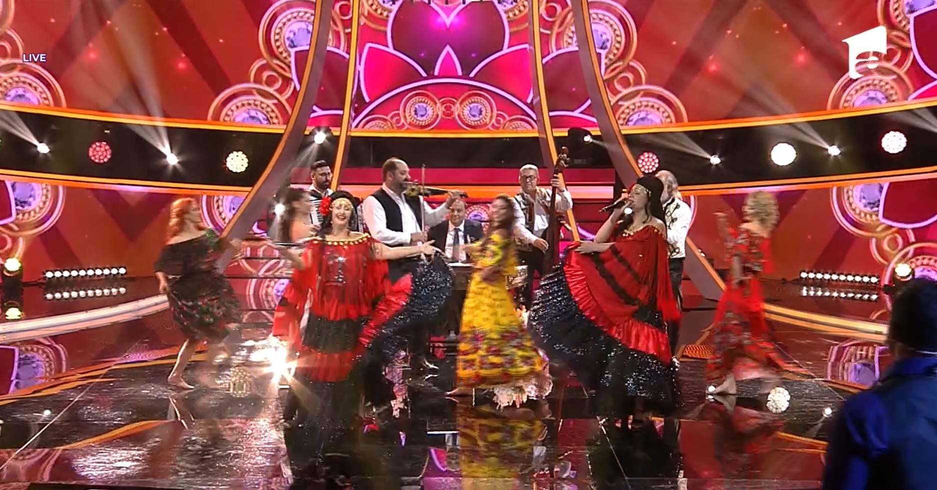 Rona Hartner și Johny Romano s-au transformat în Cornelia Catanga. Cei doi artiști au ...