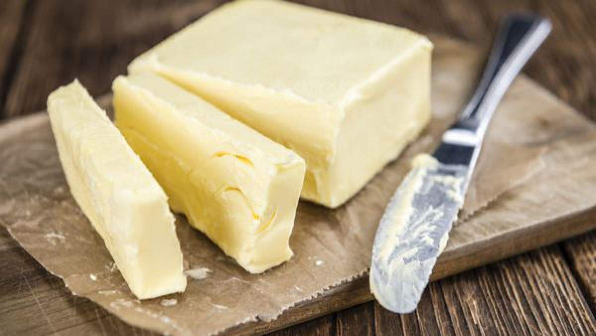 Cât a ajuns să coste un pachet de unt în supermarket. Prețul este unul ...