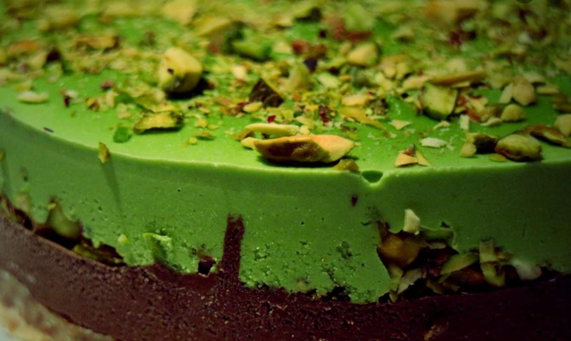 Rețetă de mini tort de ciocolată cu fistic și zmeură liofilizată ...