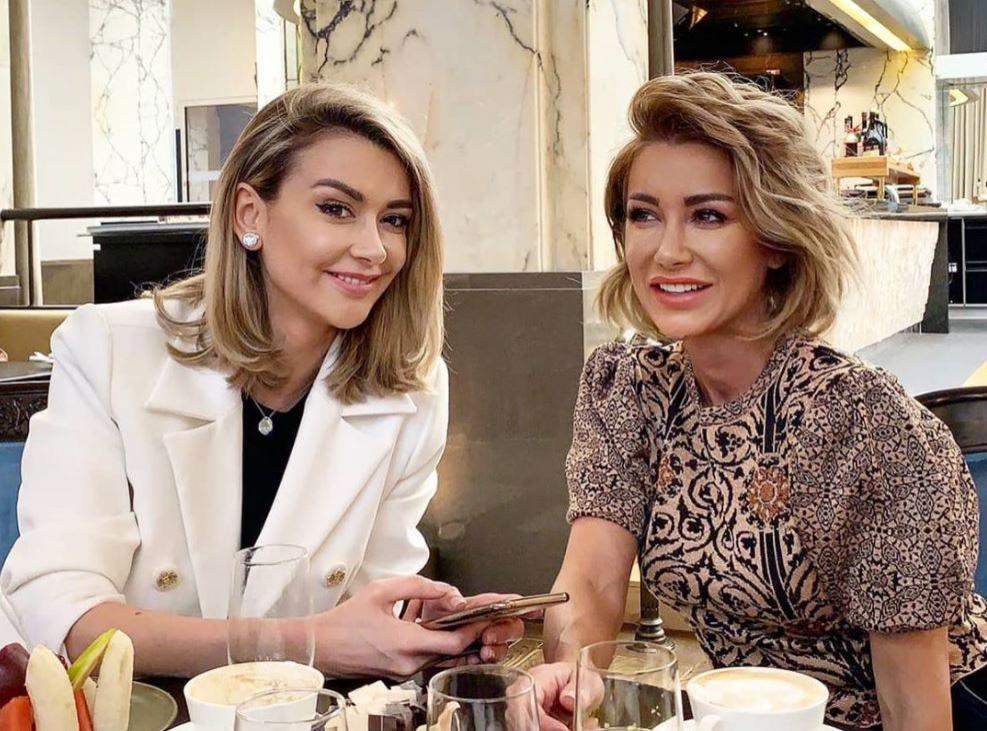 Care este relația dintre Denisa Tănase și sora ei, Raluca. Cele două sunt implicate într-o ...