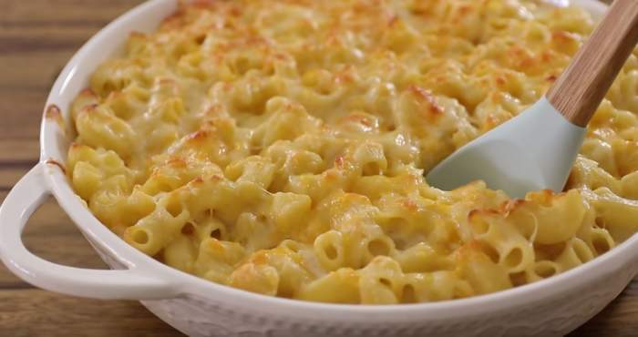 Rețetă de macaroane cu brânză. Se prepară rapid și e foarte delicioasă ...