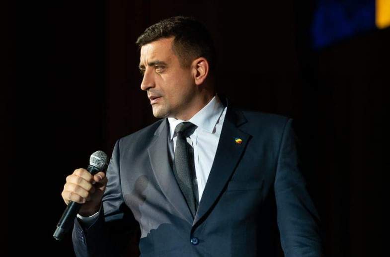 George Simion, huiduit de elevi, la începerea anului școlar. Liderul ...