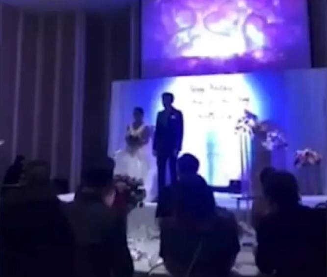 Un mire le-a arătat invitaților de la nuntă că mireasa lui l-a înșelat ...