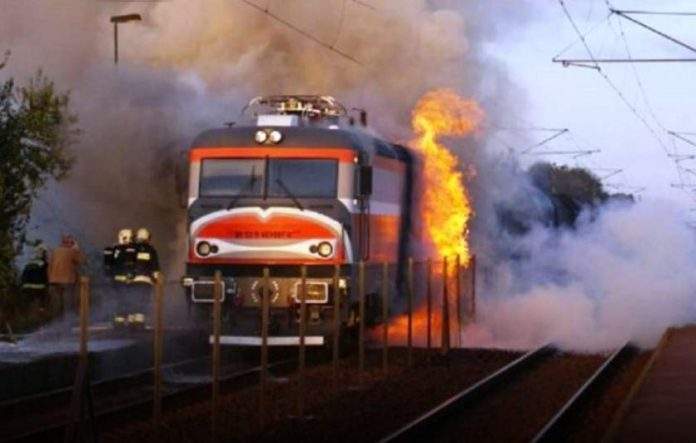 A luat foc locomotiva unui tren de călători, în Vâlcea! A fost ...
