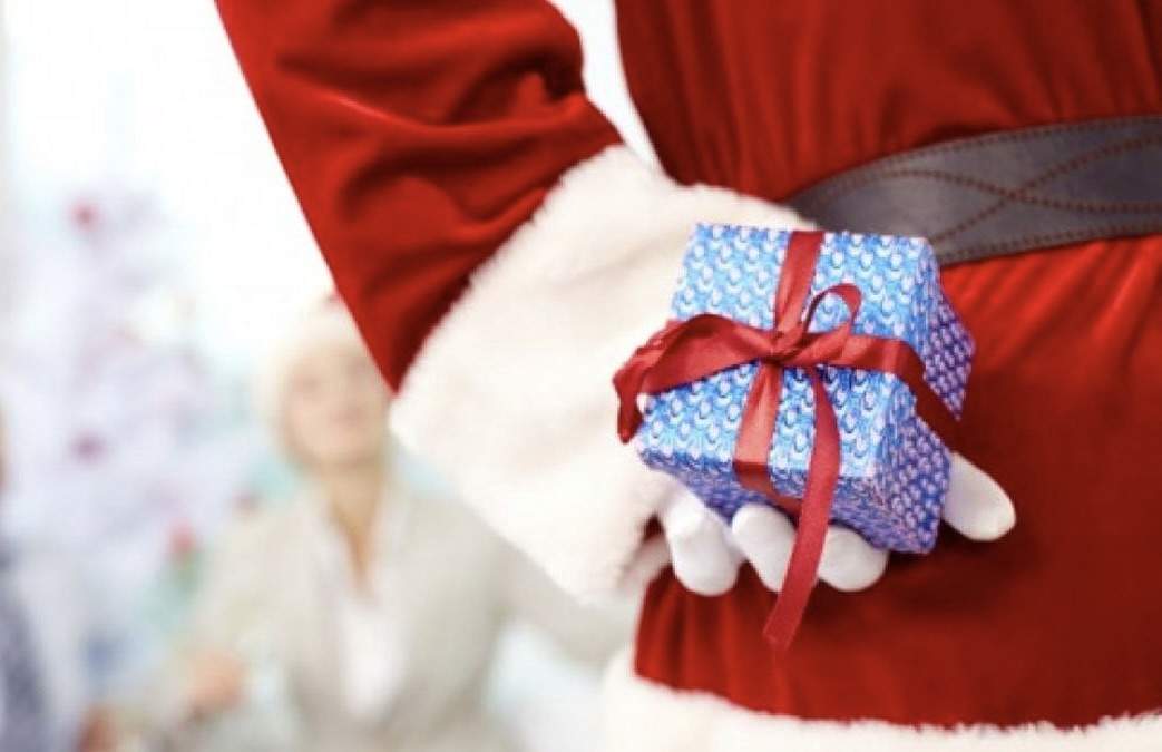 De unde vine tradiția Secret Santa. Evenimentul unește adesea ...