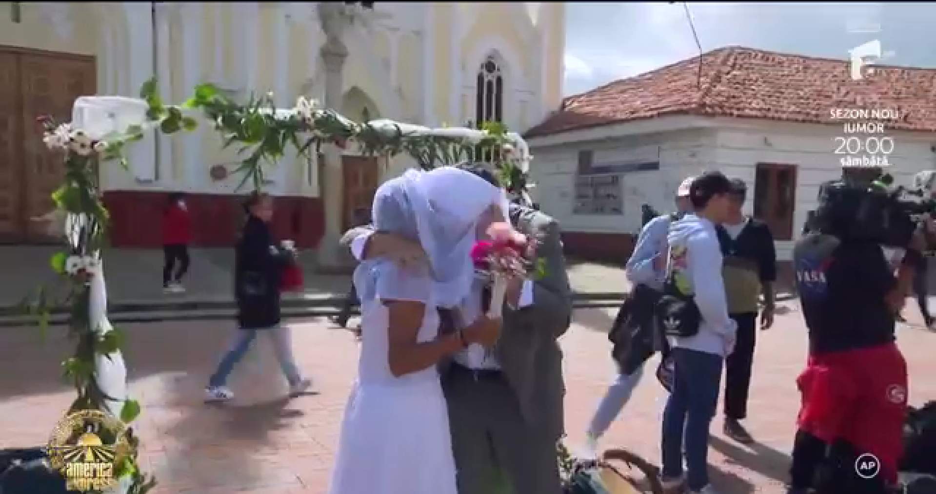 „Vezi că nu ai voie să săruți...”. Reacția lui Puya când a văzut-o pe soția lui în rochie de ...