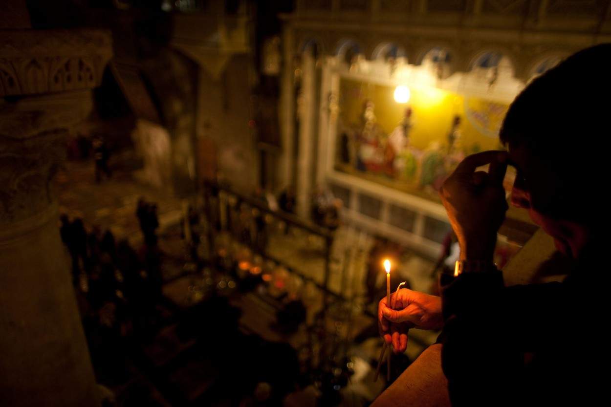 Lumina Sfântă a Învierii s-a aprins la Mormântul Sfânt de la Ierusalim ...