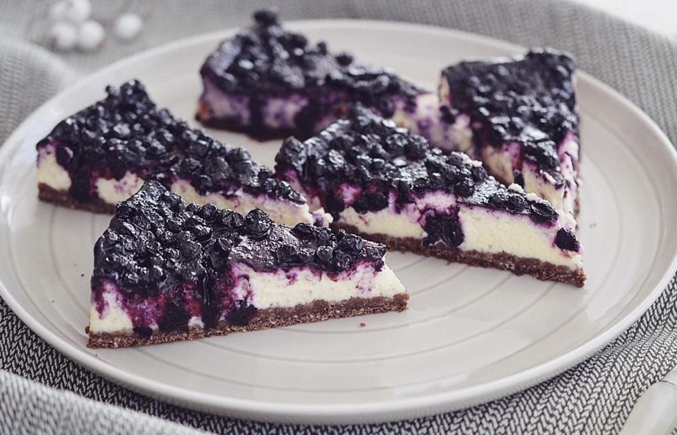 Rețetă de cheesecake fără coacere cu dulceață de afine. Un desert rapid ...