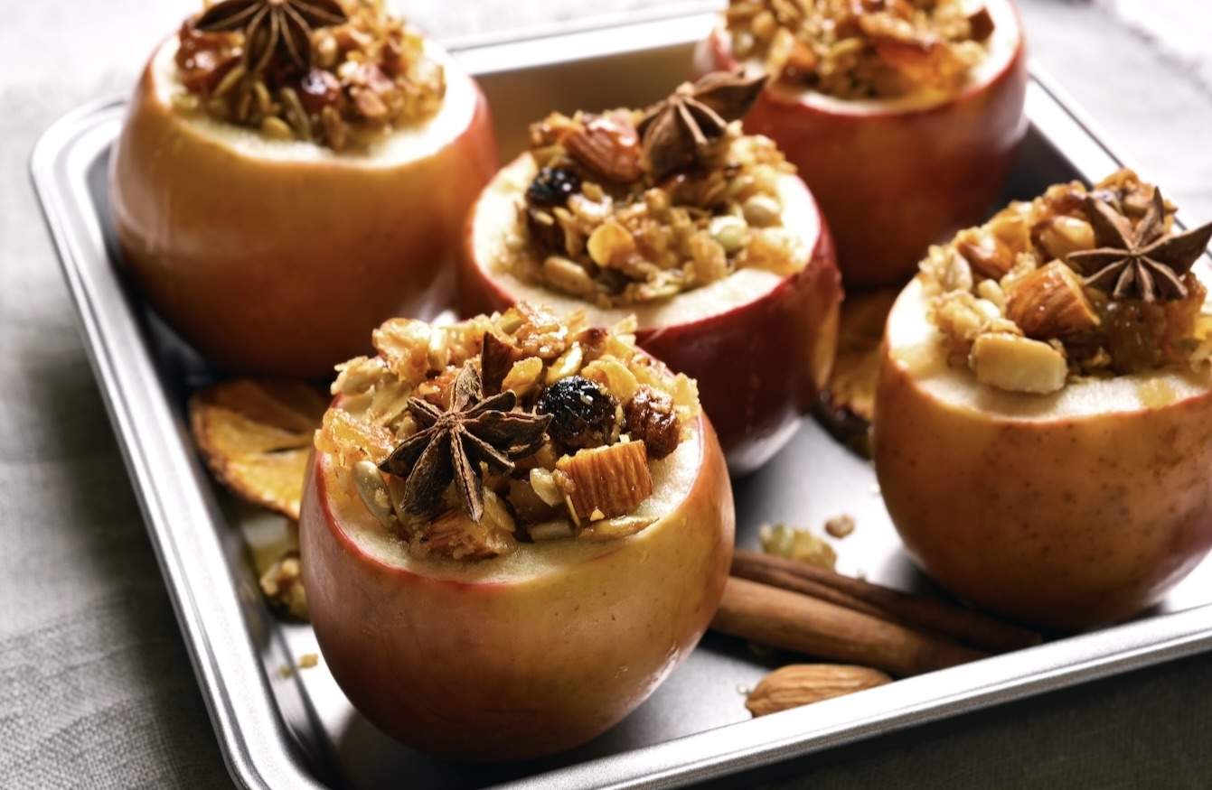 Rețetă de mere coapte cu nucă și scorțișoara. Desertul cu care îi vei ...