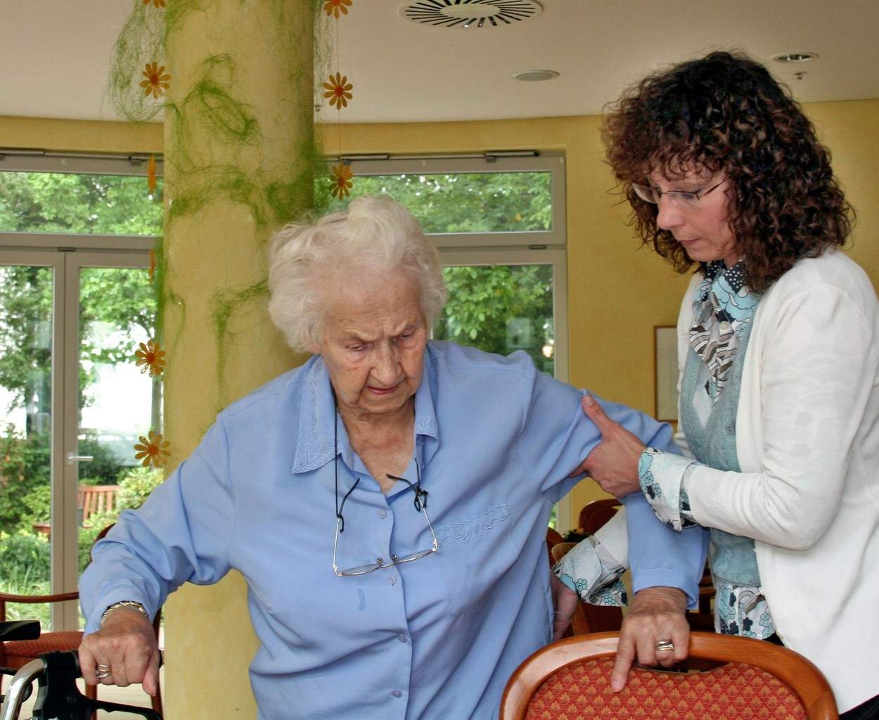 Azil ilegal, descoperit în Argeș! 16 bătrâni din București, ținuți în ...