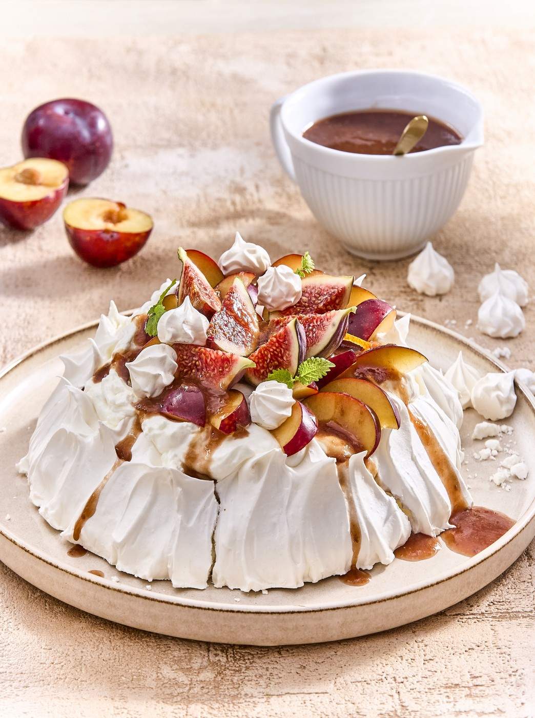 Rețeta pentru tort de bezea. Desertul se prepară ușor, e ieftin și ...