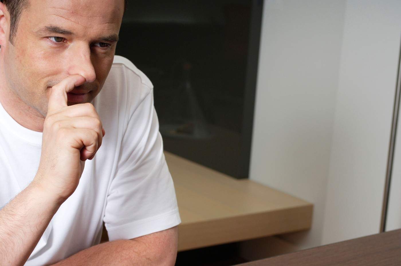 Te scobești des în nas? Boala gravă cu care ar putea avea legătură ...